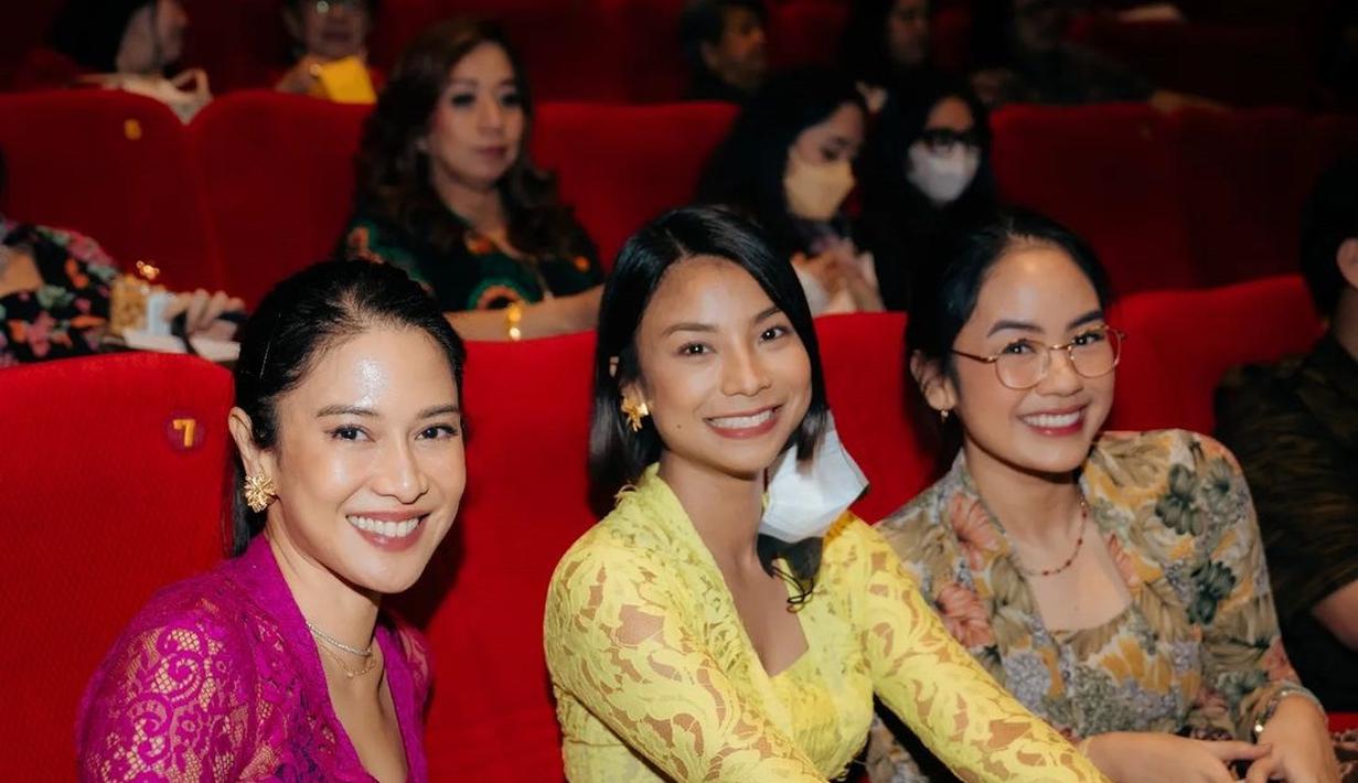 Gencar Ajak Perempuan Berkebaya, 12 Potret Cantik Dian Sastro Beraktivitas Sehari-hari Kenakan ...