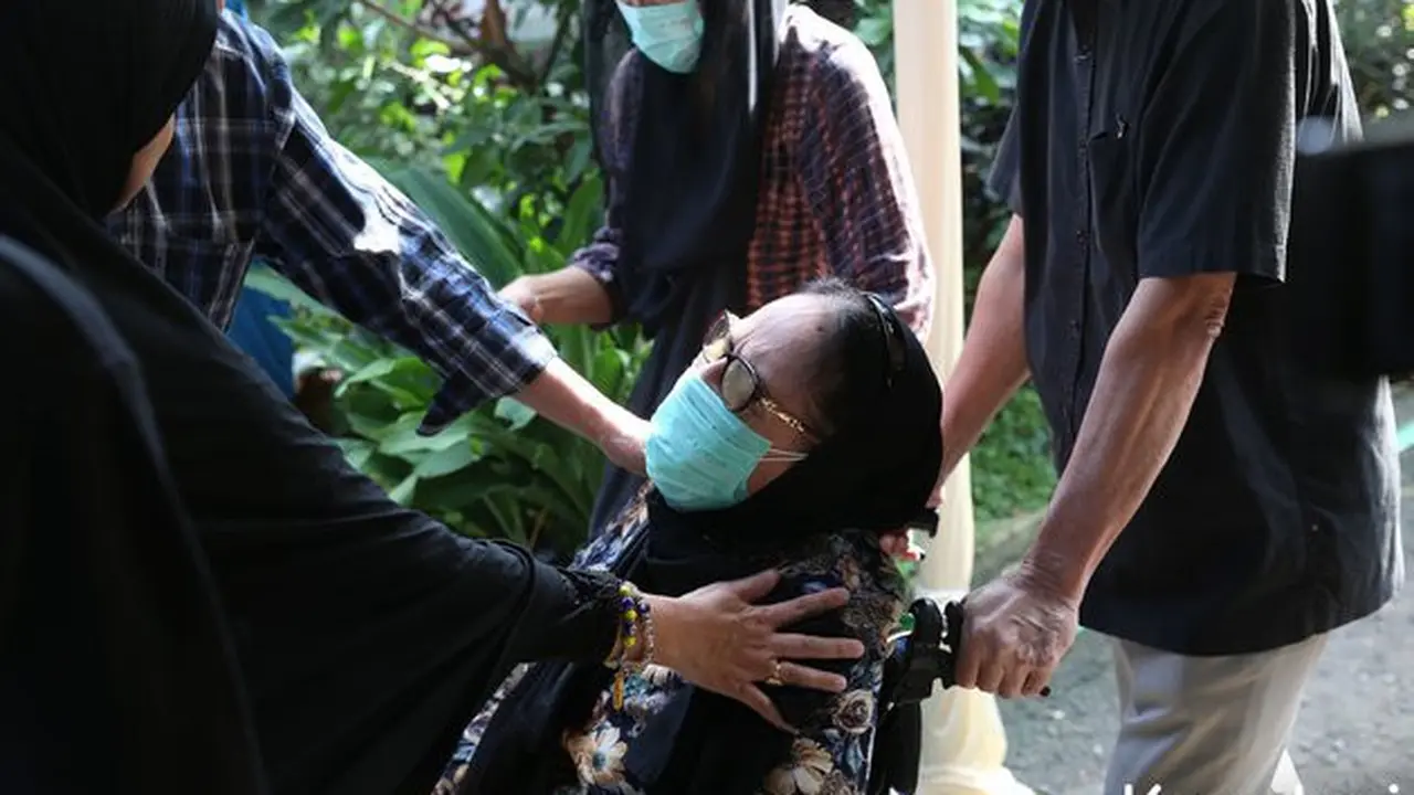 Bersahabat, Ini 6 Momen Histeris Connie Sutedja Takziah ke Rumah Duka ...