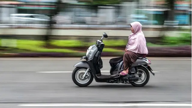 6 Tingkah Nyeleneh Emak-Emak Naik Motor, Bukti Ratu Jalanan - Hot Liputan6.com
