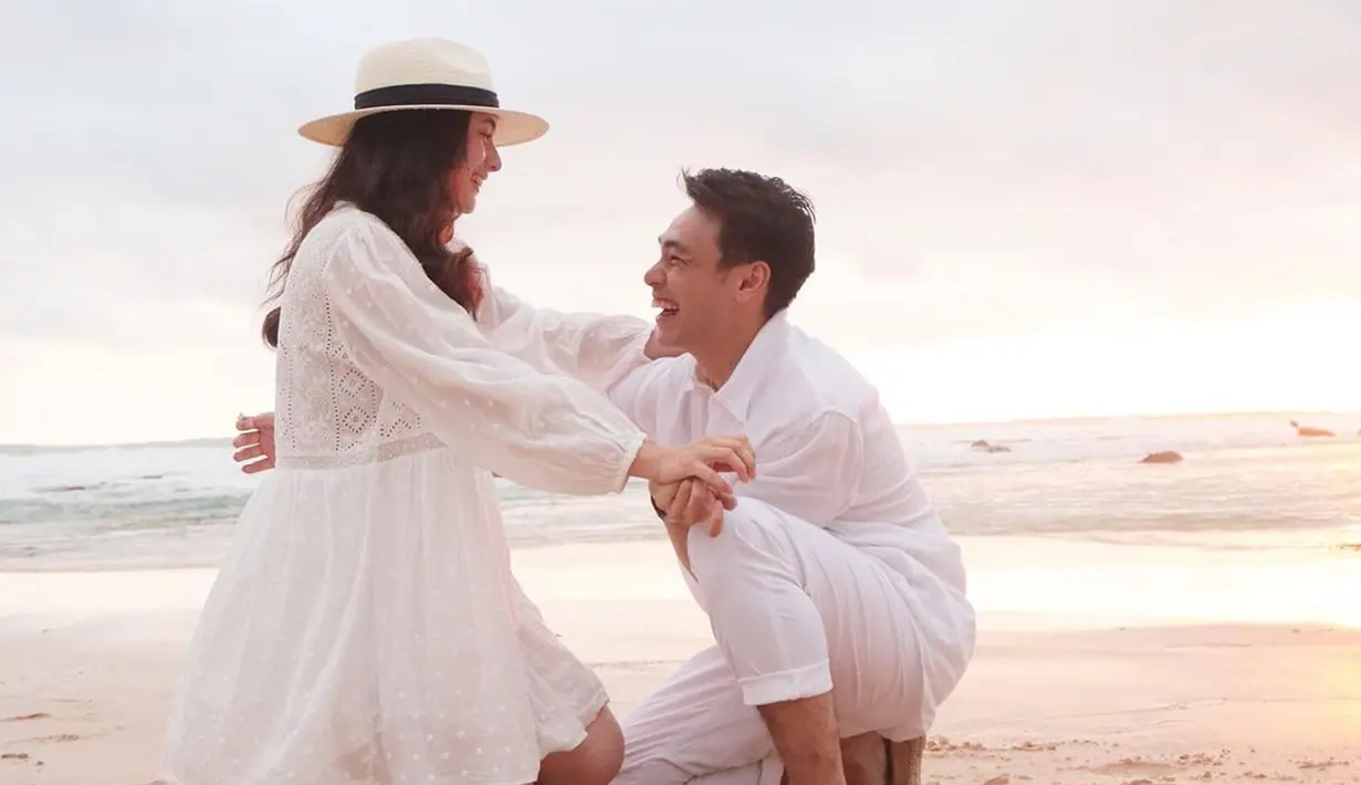 Chelsea Islan Saat Menikmati Senja di Pantai, Momen Dilamar Kekasih ...