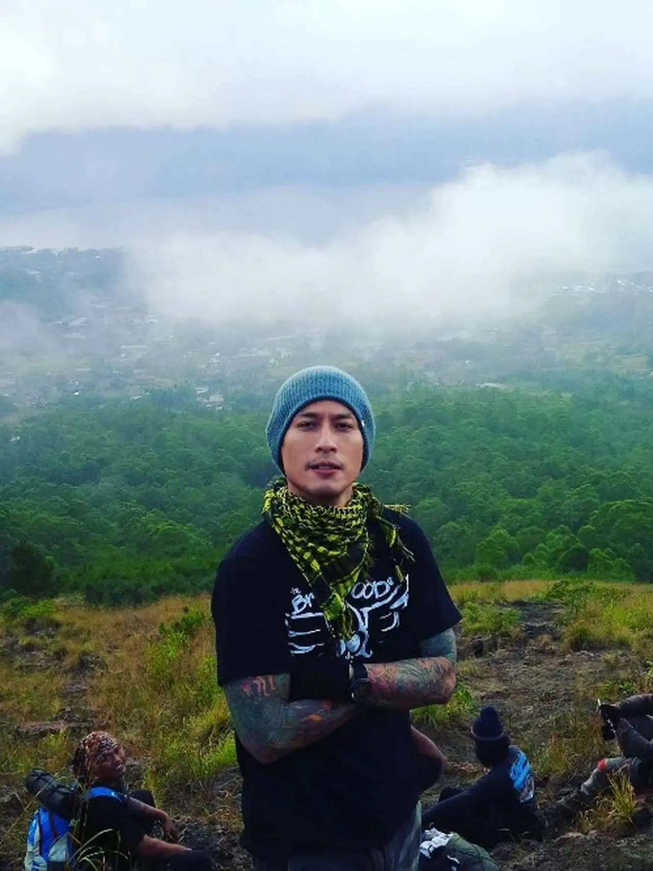 10 Potret Gagah Chef Juna, dari Masak Sampai Naik Gunung