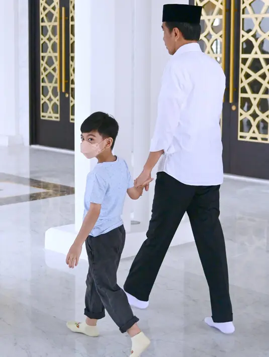 Bersama Iriana dan Jan Ethes, Jokowi Sholat Dhuha di Masjid Sheikh ...