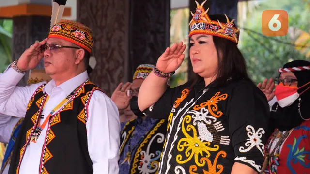 Perahu Terbalik Saat Balapan, Ibu-ibu di Mahakam Ulu Malah Girang ...