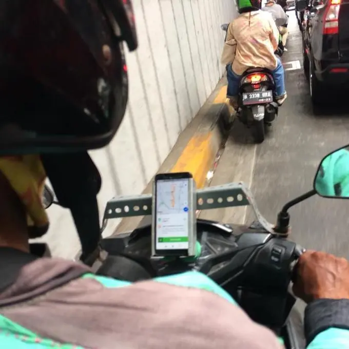 10 Potret Tatakan HP Driver Ojek Online yang Kelewat Kreatif, Sederhana Banget ala Kadarnya ...