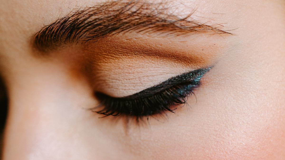 Pakai Eyeshadow Jangan Asal, Intip Tips Berikut Ini Biar Looks Makin Cetar!