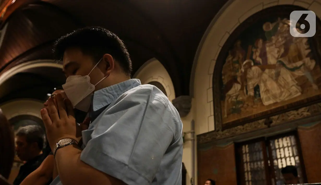 Khidmat, Misa Malam Natal di Gereja Katedral Jakarta - Foto Liputan6.com