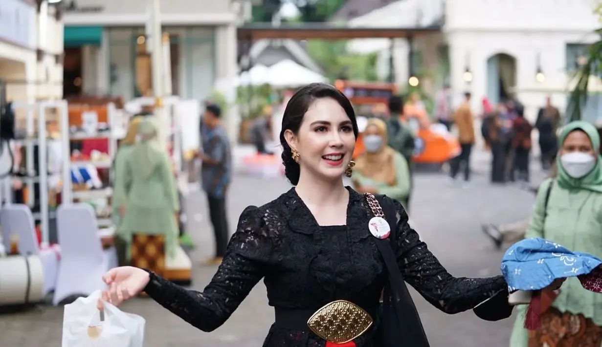 Anggunnya Arumi Bachsin di Hari Batik Nasional Dukung Kebaya Goes to ...