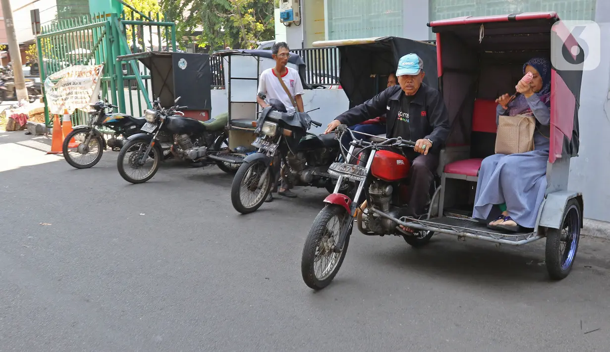FOTO: Melihat Eksistensi Ojek Becak Motor di Jakarta - Foto Liputan6.com