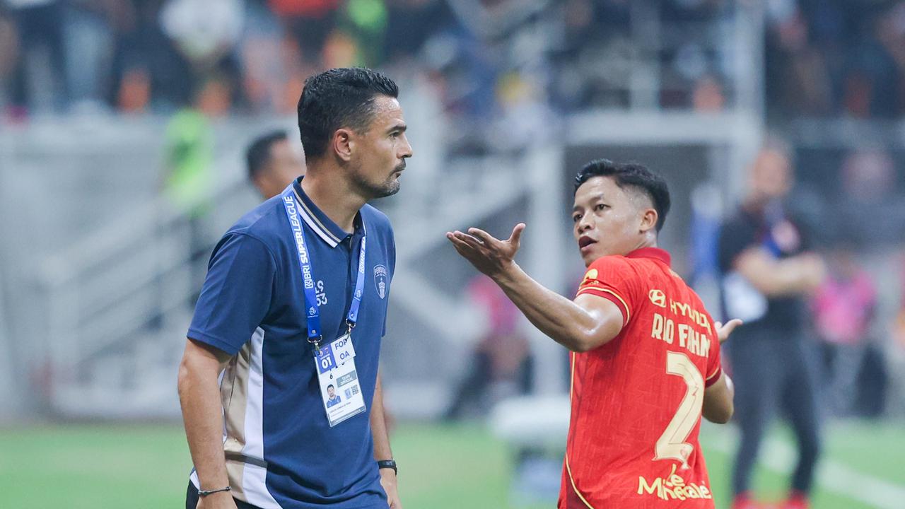 Kalah Telak dari Persija, Pelatih Persita Soroti Kualitas Lapangan JIS ...