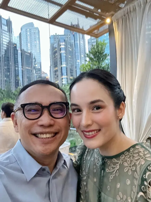 6 Potret Bahagia Chelsea Islan Tunangan dengan Rob Clinton Kardinal ...