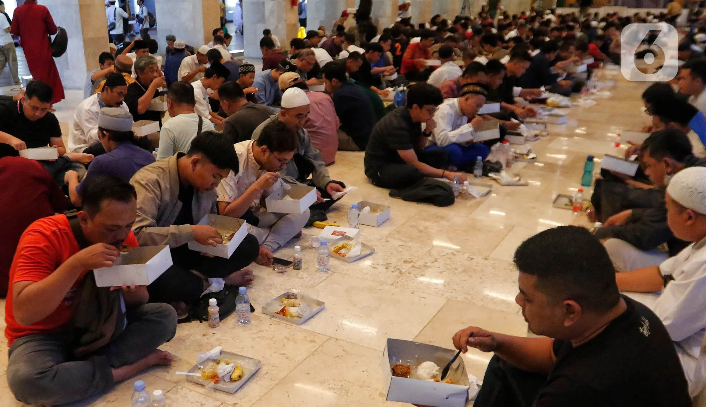 Melihat Kebersamaan Umat Muslim Buka Puasa Ramadhan di Masjid Istiqlal - Foto Liputan6.com