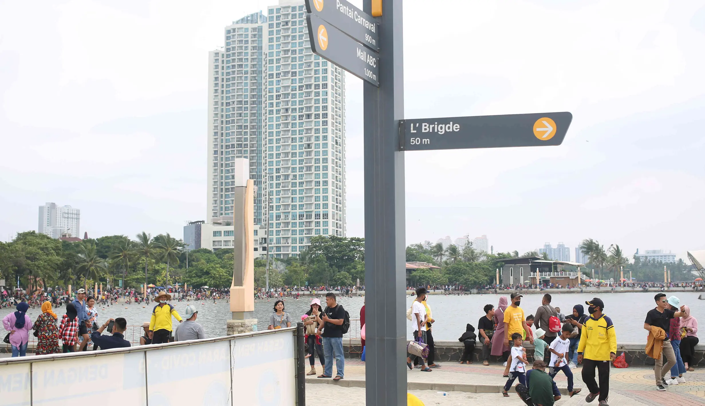 FOTO: Pantai Ancol Dipadati Wisatawan - Foto Liputan6.com