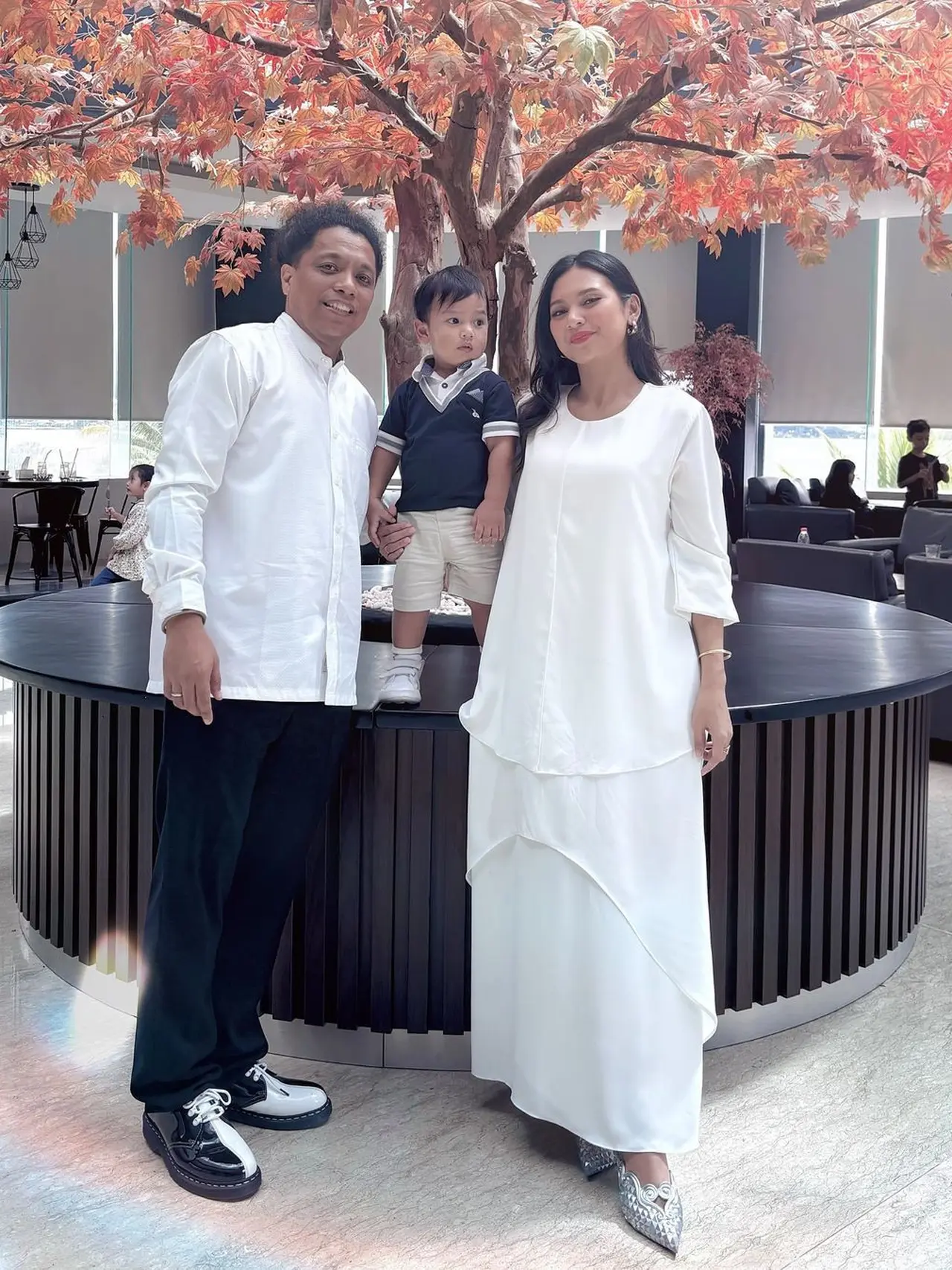 6 Potret Indah Permatasari dan Arie Kriting Kondangan ke Pernikahan ...