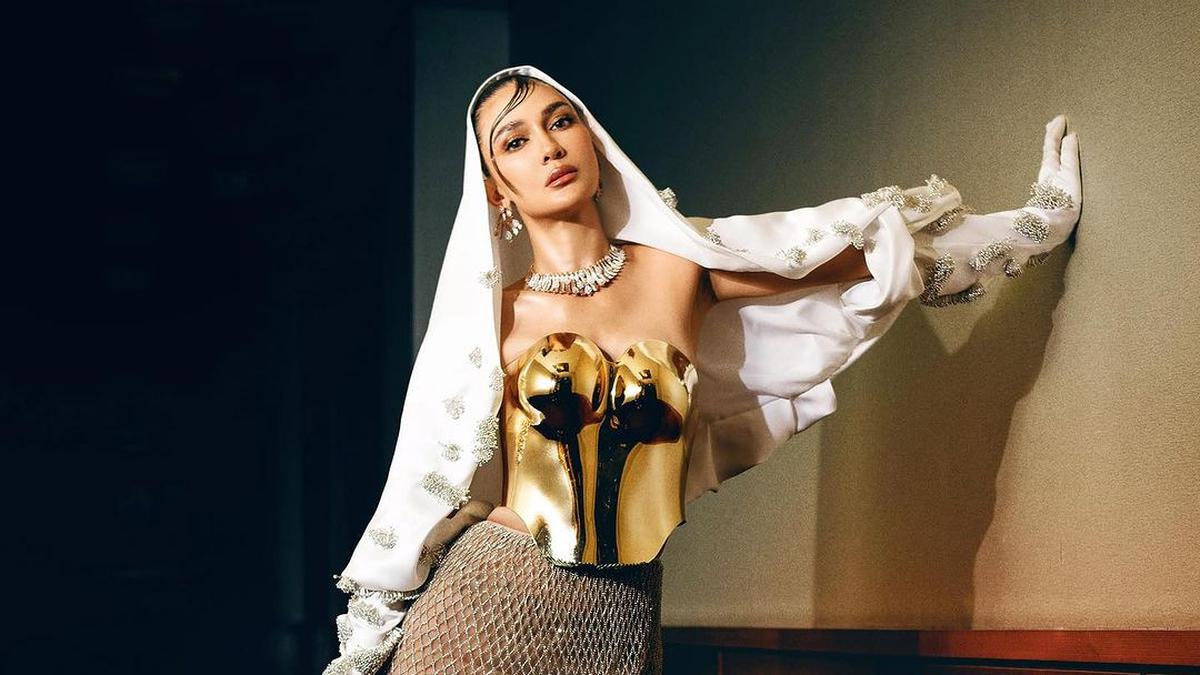 Luna Maya Ngaku Ditertawakan Kuntilanak Saat Syuting Suzzanna Malam Jumat Kliwon: Saya Ketawain ...