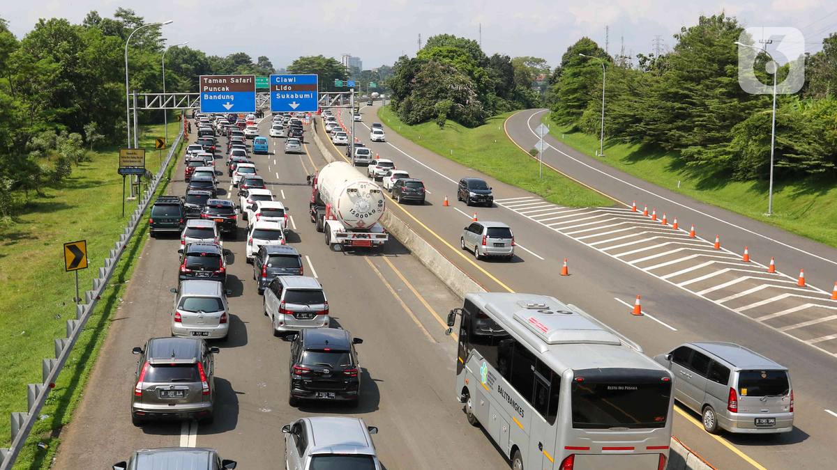 Kondisi Lalu Lintas Kawasan Puncak Bogor Terpantau Padat - Regional Liputan6.com