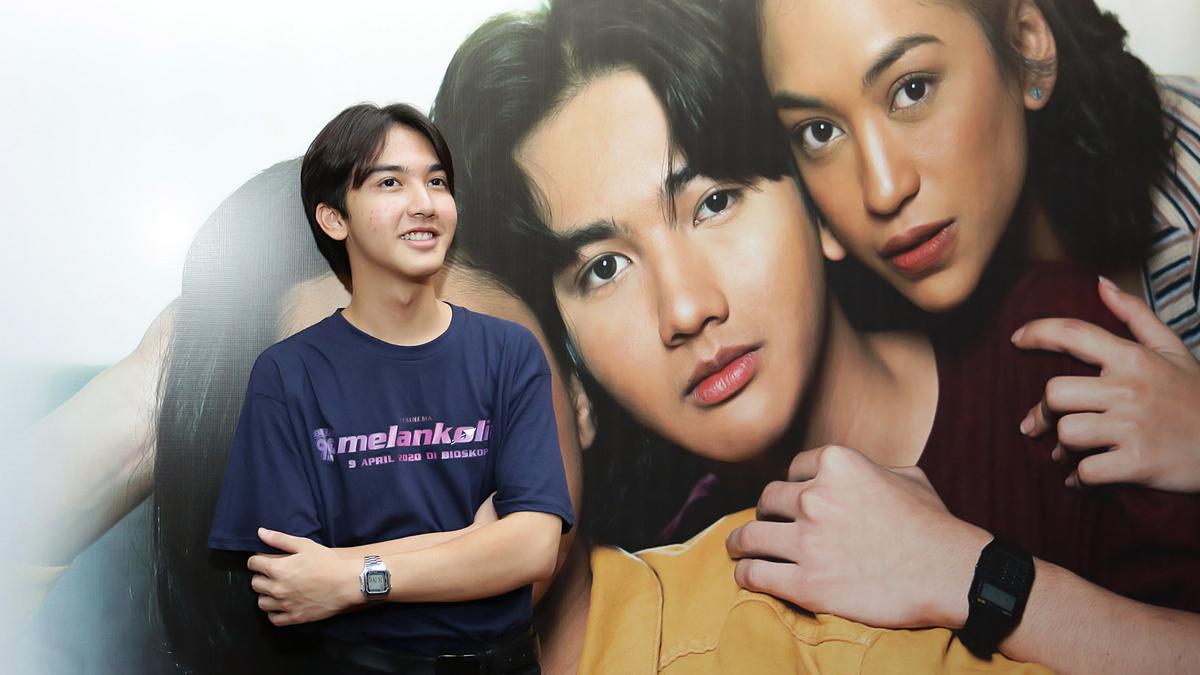 Cerita Ari Irham Cium Dua Perempuan di Film Generasi 90-an: Melankolia ...