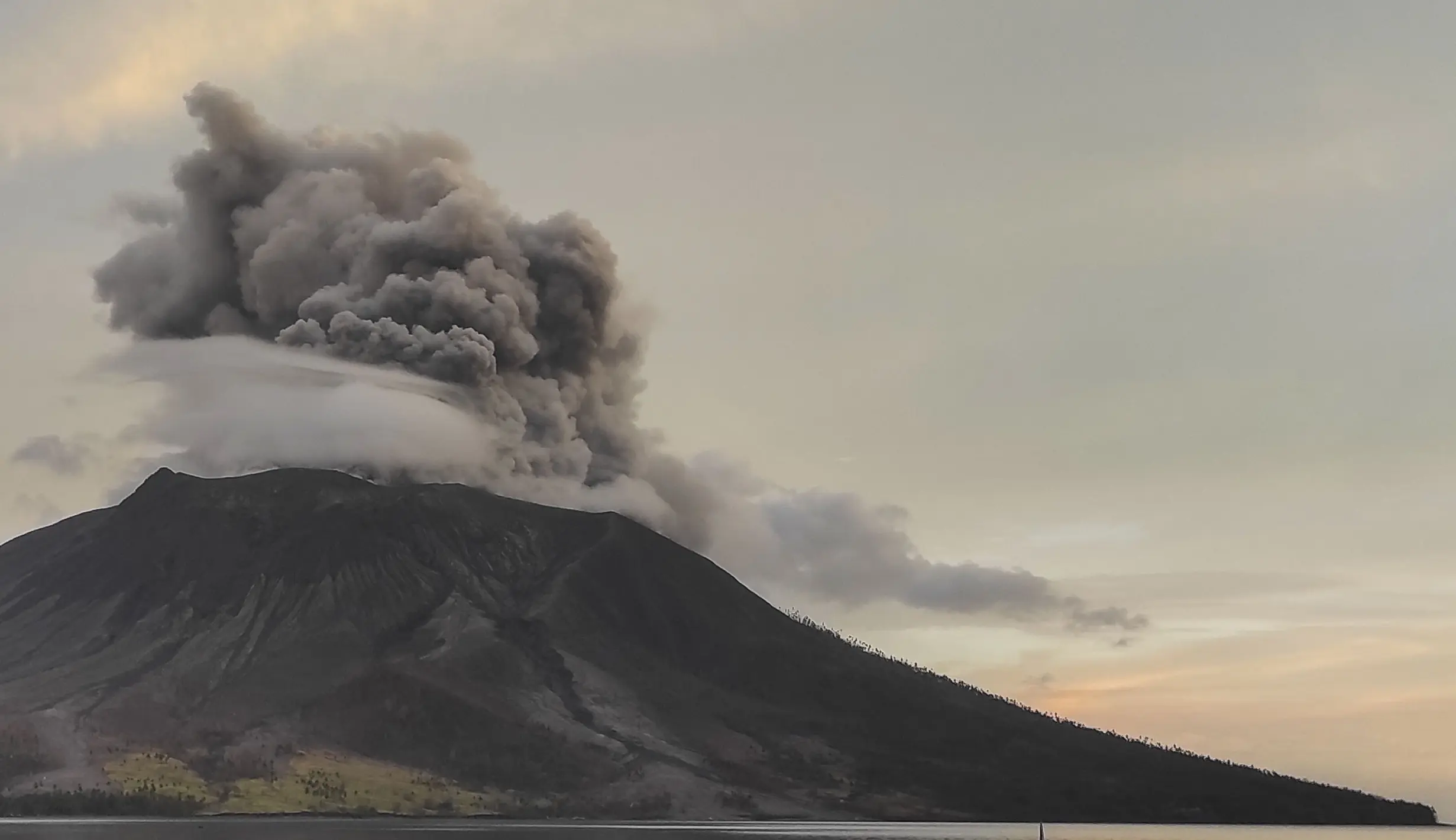 Gunung Ruang Kembali Muntahkan Material Abu Vulkanik - Foto Liputan6.com