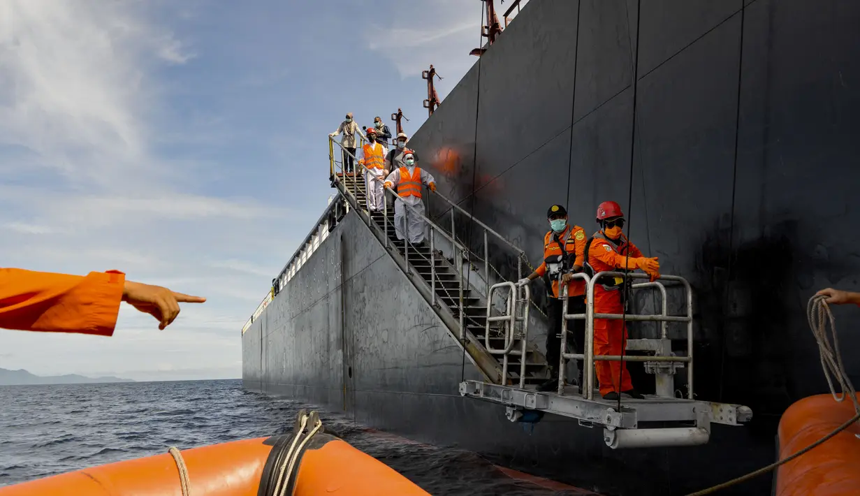 FOTO: Basarnas Evakuasi ABK Rusia di Laut Lepas Pantai Aceh - Foto ...