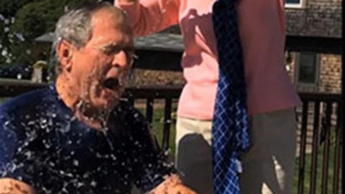 George Bush Tantang Bill Clinton Ikut Aksi Ice Bucket Challenge