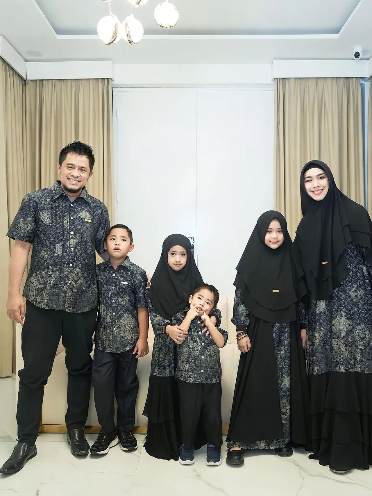 8 Potret Oki Setiana Dewi dan Keluarga Pakai Baju Kembar, Inspirasi Lebaran - Hot Liputan6.com