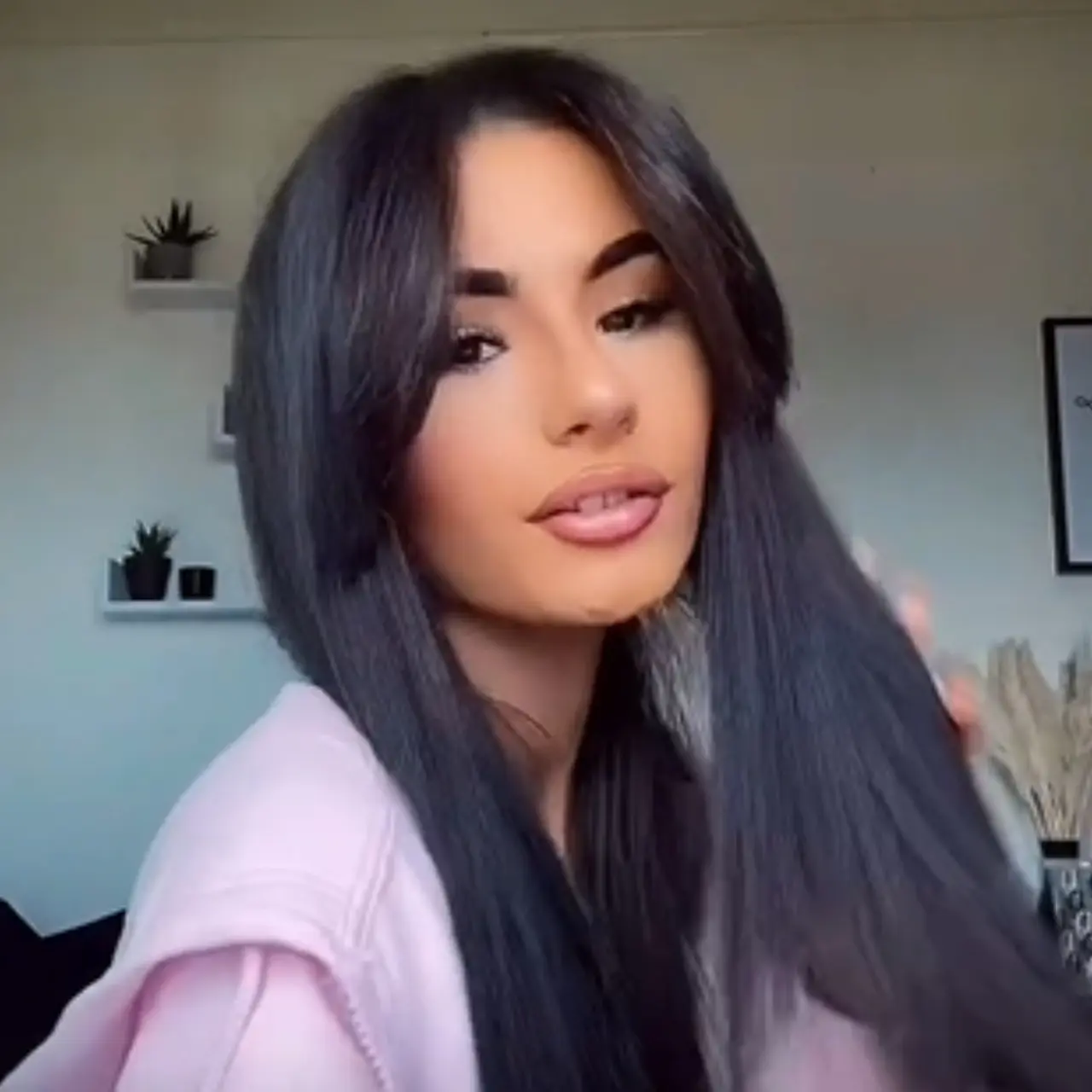 Video Cara Potong Poni Rambut di Rumah yang Tuai Pro Kontra - Lifestyle ...