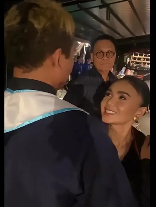 Potret Kompak Mantan Suami Istri Hadiri Wisuda Anak - Photo Fimela.com