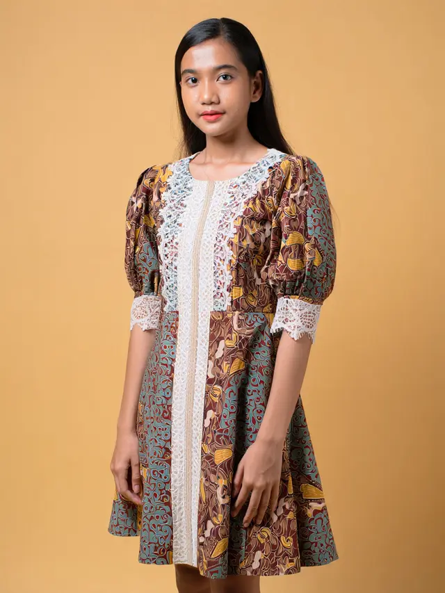 8 Pilihan Batik Kombinasi Brokat Lengan Puff Kekinian 2025, Anggun dan ...