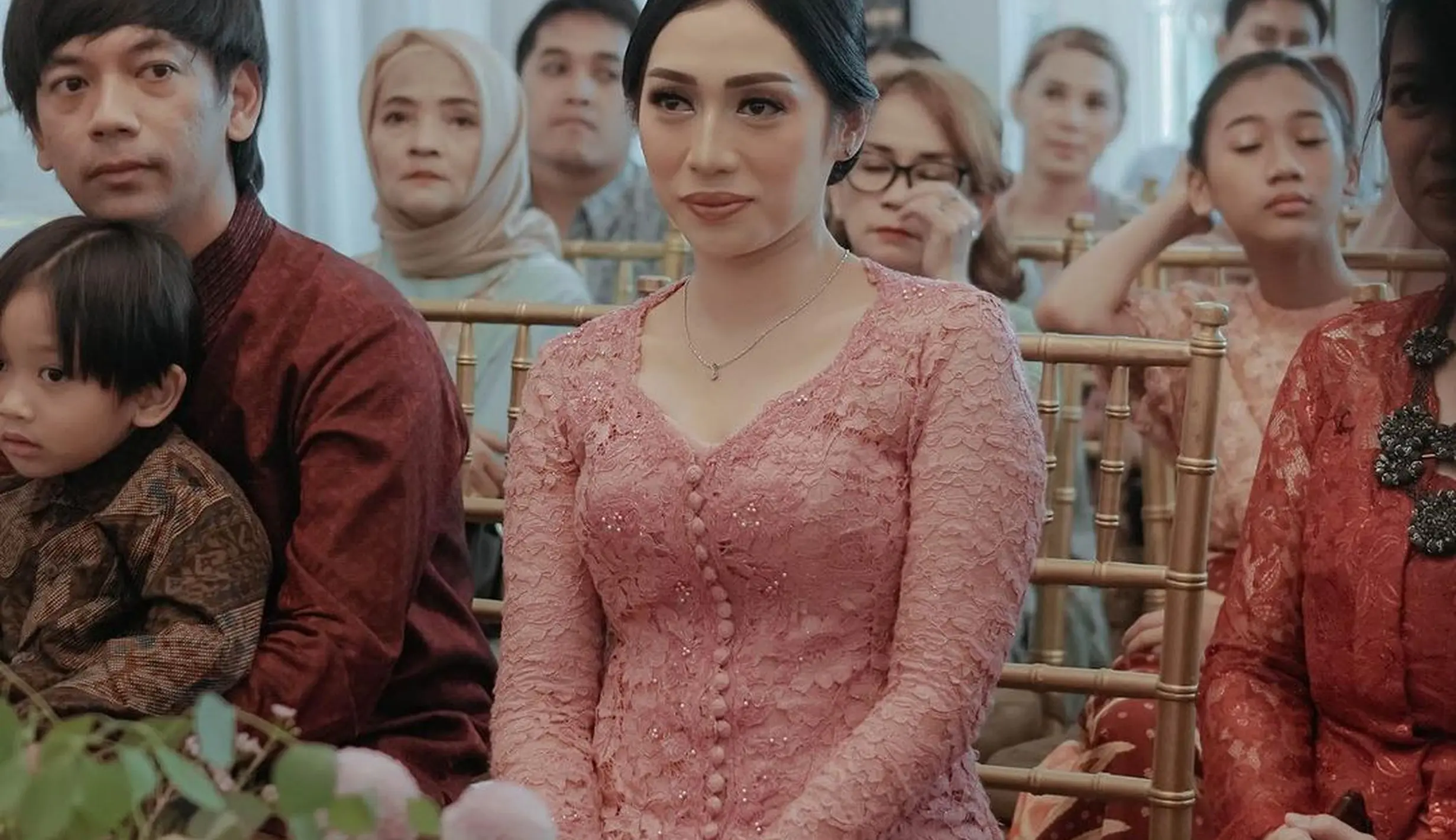 6 Pesona Dewi Andarini, Sosok Perempuan yang Berhasil Taklukan Hati ...