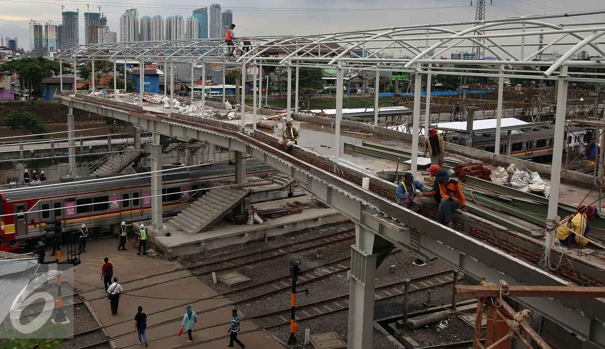 Pembangunan JPO Stasiun Tanah Abang Terus Dikebut - Foto Liputan6.com