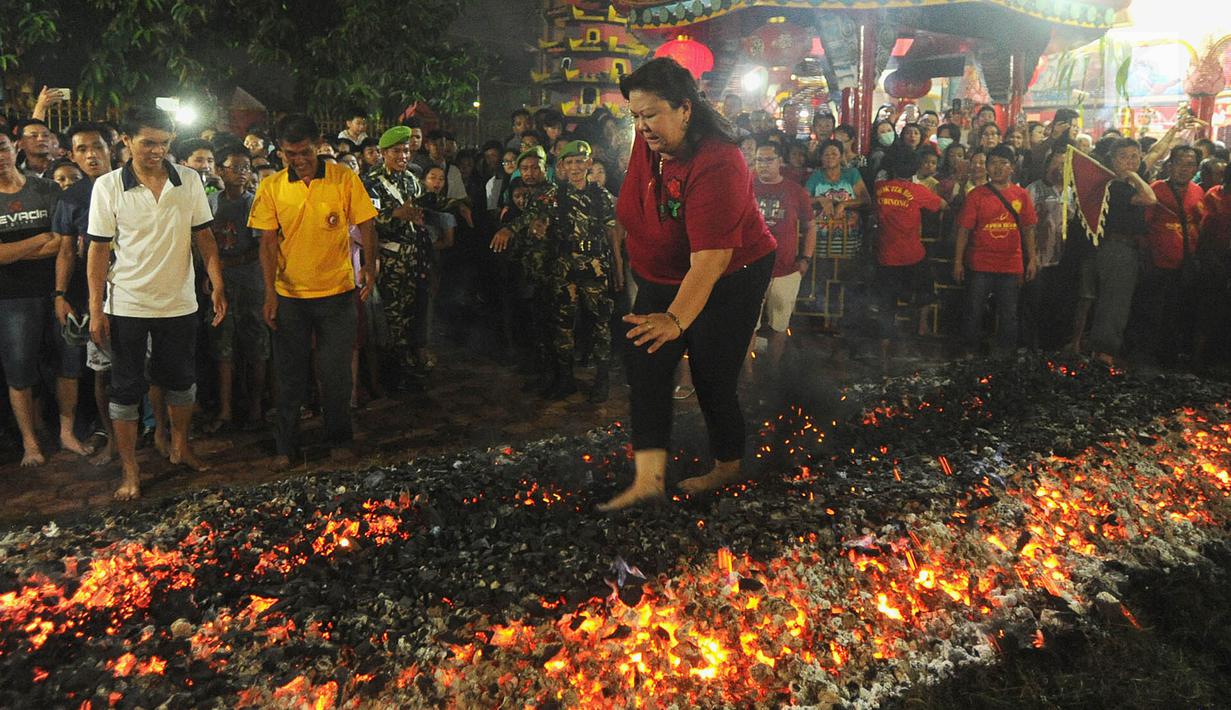 FOTO: Ngerinya Ritual Injak Bara Api di Klenteng Cibinong - Foto ...