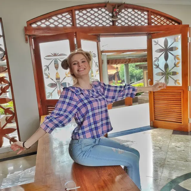 6 Potret Natasya Shine, Cewek Viral Asal Rusia Istri Robby Shine - Hot ...