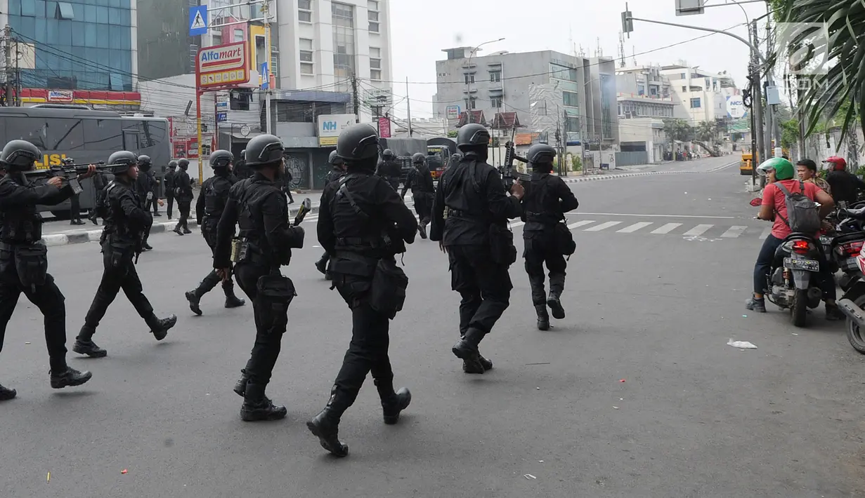 FOTO: Bus Polisi Dibakar, Brimob Usir Massa Aksi di Slipi - Foto ...