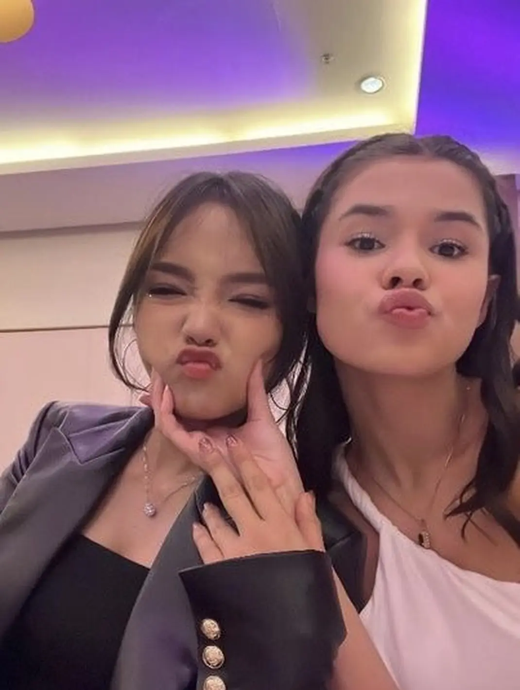 6 Gaya Maria Theodore Artis yang Dikabarkan Dekat dengan Jefri Nichol ...