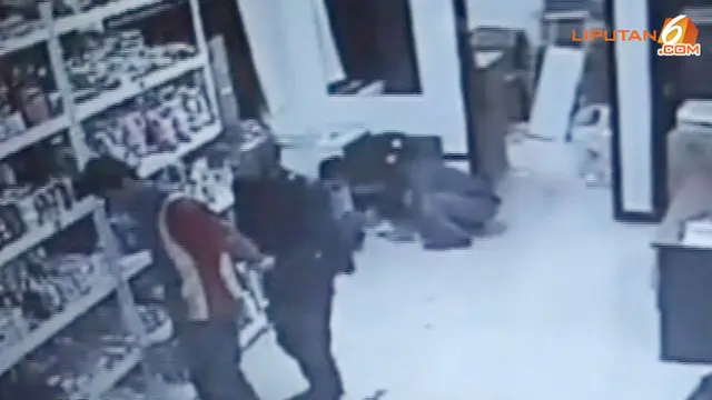 [VIDEO] Perampokan Minimarket di Bandung, Pegawai Disekap - News Liputan6.com