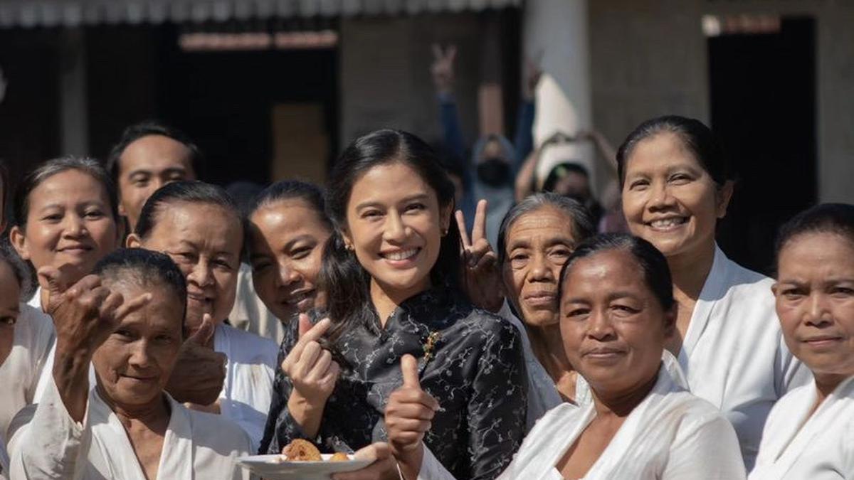 Fashion Stylist Gadis Kretek, Ungkap Makna Mendalam Kebaya Hitam dan Putih Jeng Yah yang ...