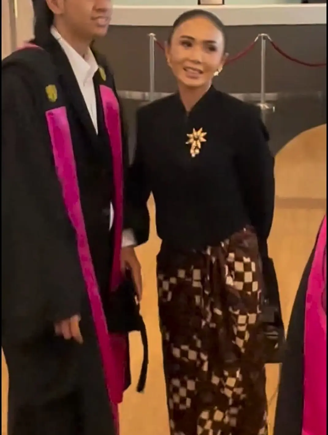 8 Potret Yuni Shara Dampingi Cavin Obrient Wisuda, Anggun dengan Rambut ...