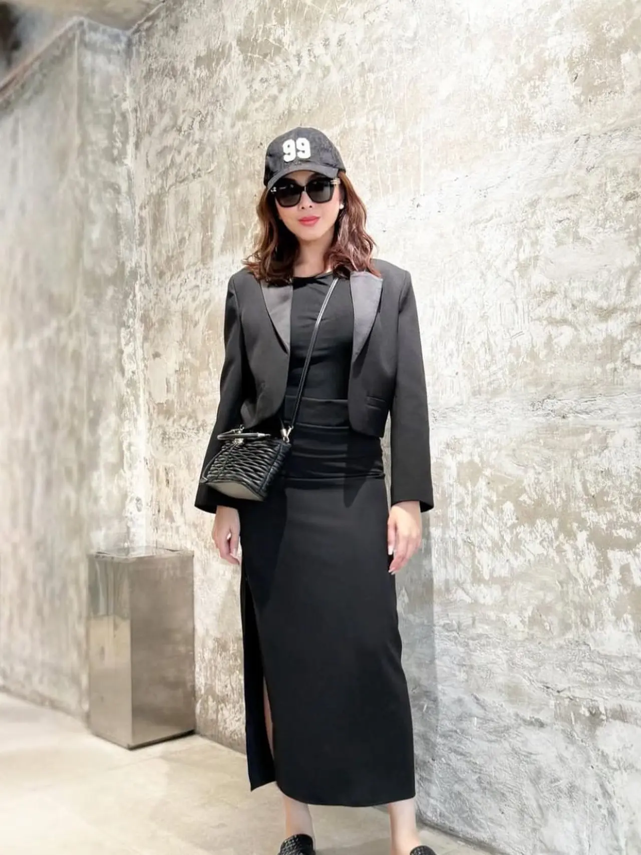 5 Potret Dhena Devanka dalam Balutan Outfit Serba Hitam, Elegan dan ...