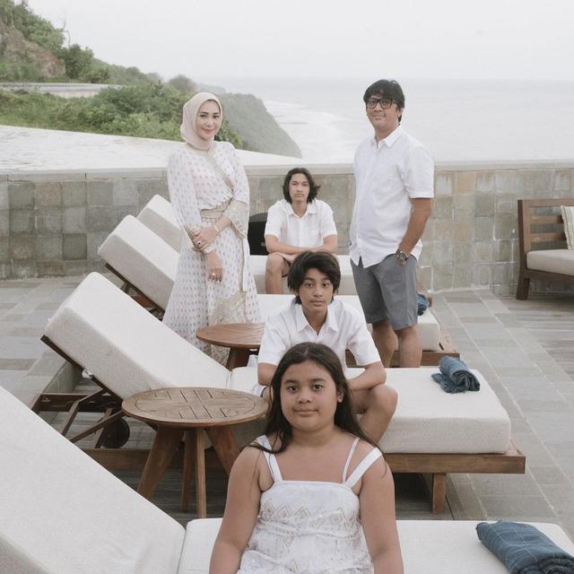 Tampil Kompak, Ini 7 Potret Keluarga Andre Taulany Saat Liburan Ke Bali ...