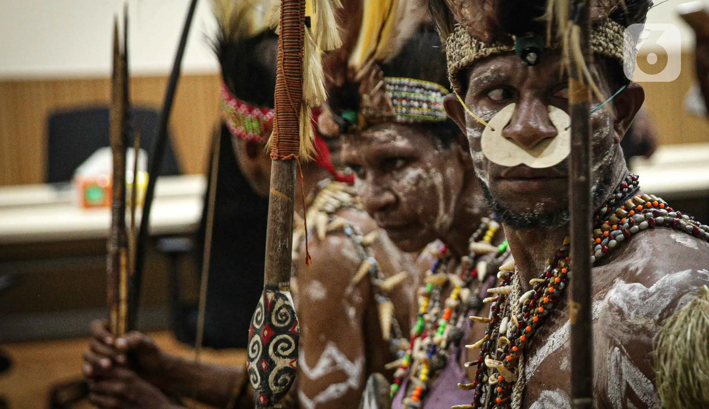 Menggunakan Baju Adat, Suku Awyu Papua Selatan Datangi Komnas HAM ...
