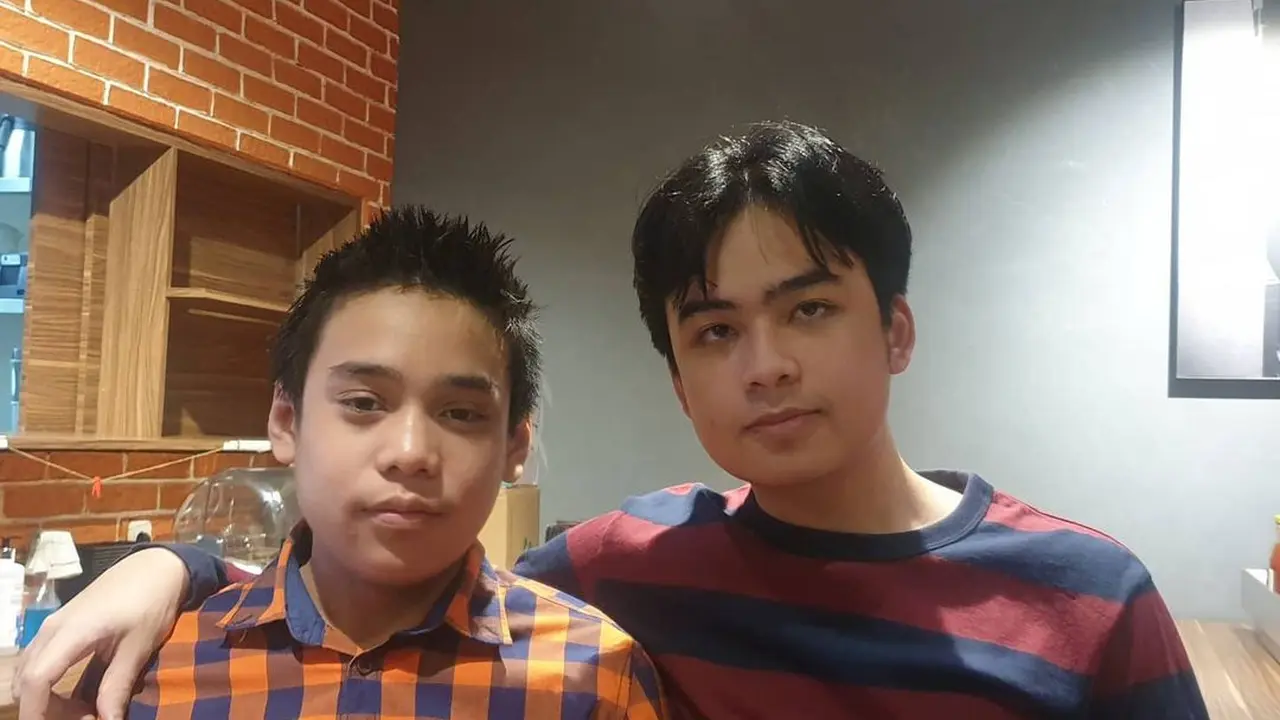 Kembar Beranjak Dewasa, Ini 7 Potret Keanu dan Omar Putra Tengku ...