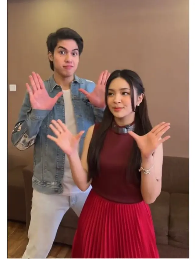 6 Potret Kedekatan El Rumi dan Eca Aura, Keciduk Nonton Konser Bruno ...