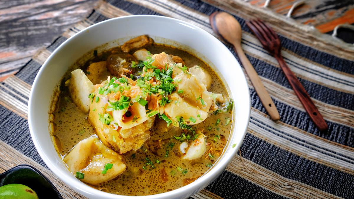 Resep Lontong Kikil khas Lamongan - Food Fimela.com