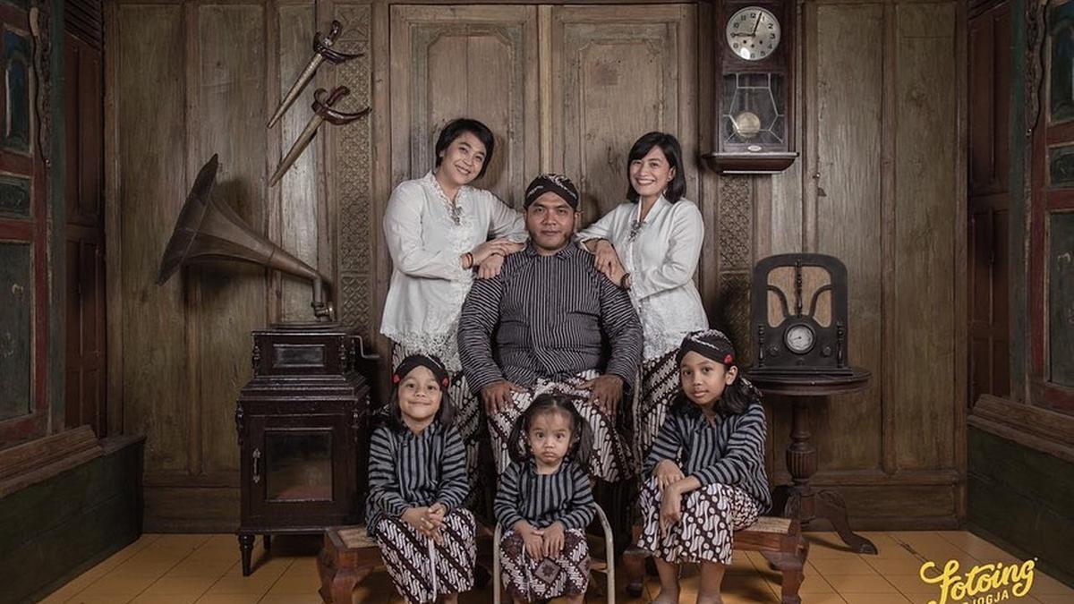 6 Potret Kebersamaan Erix Soekamti dan Dua Istrinya, Kompak Banget