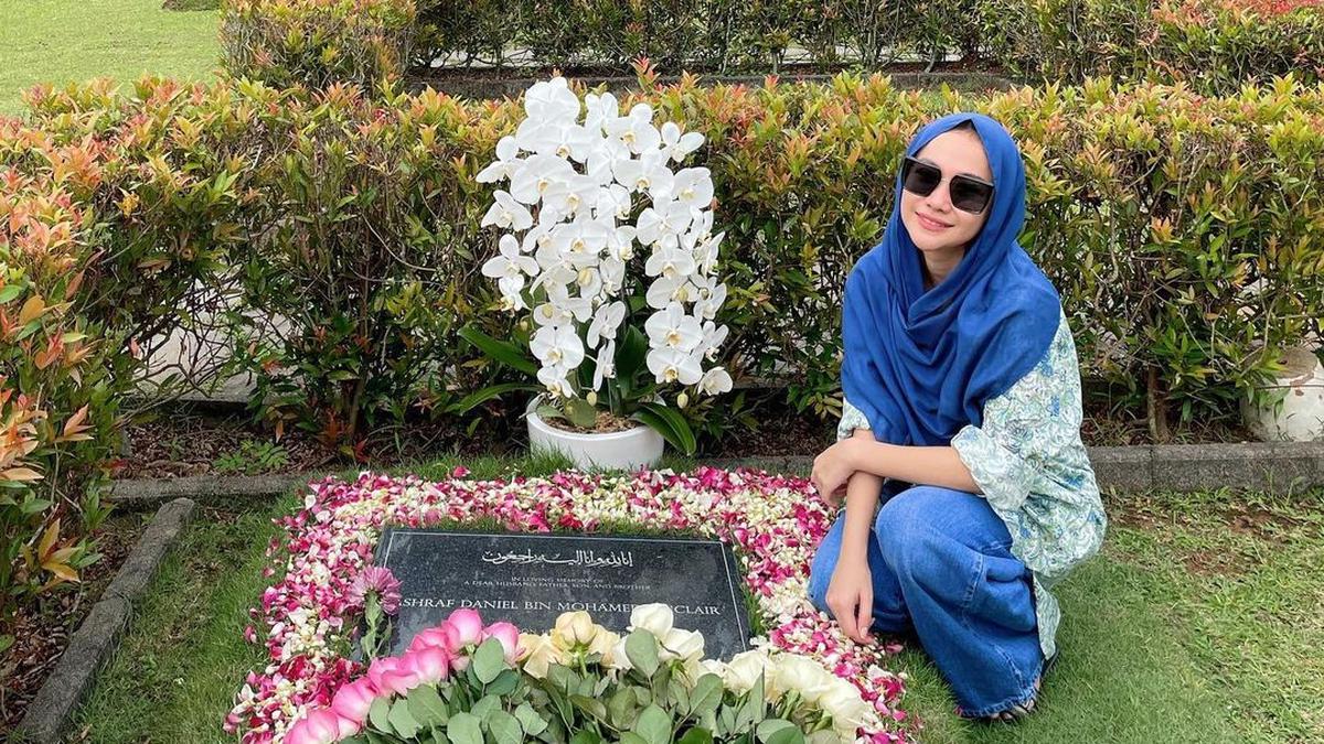 6 Potret Kenangan BCL di Makam Ashraf Sinclair, Berkawan Setumpuk Mawar ...