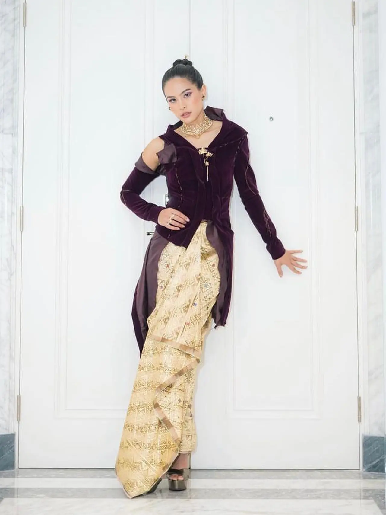 Cantik dan Stunning, Potret Detail Kebaya dan Makeup Serba Ungu Maudy ...