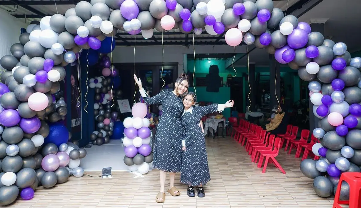 6 Potret Gaya Ayu Ting Ting Rayakan Ultah Buah Hati, Kompak Dandan ala ...