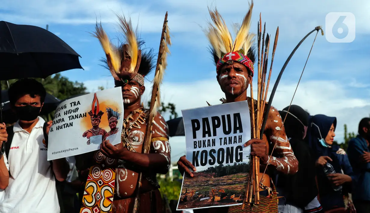 Hutan Adat Terancam, Masyarakat Suku Awyu Papua Unjuk Rasa di Depan ...