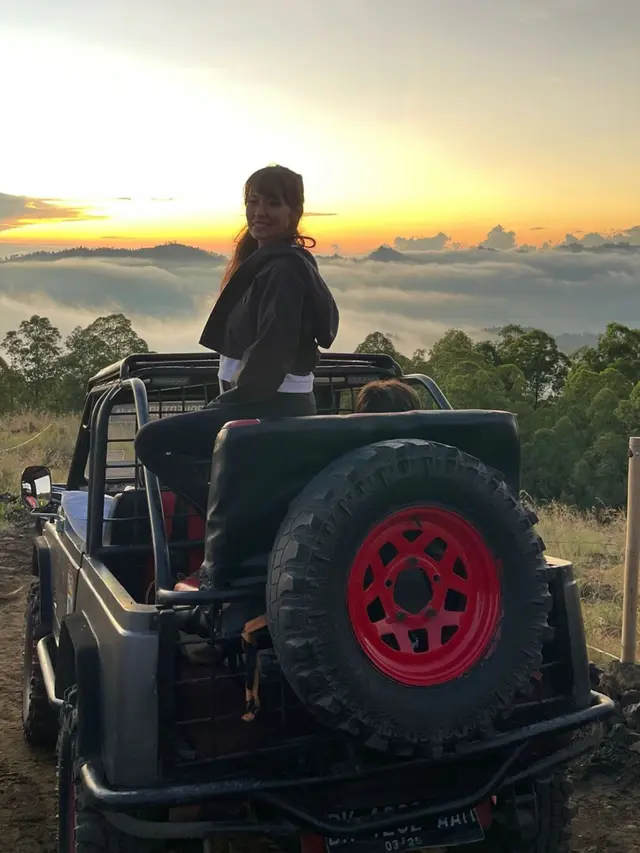 7 Momen Liburan Shanty Paredes di Bali, Nikmati Sunrise di Gunung Batur ...