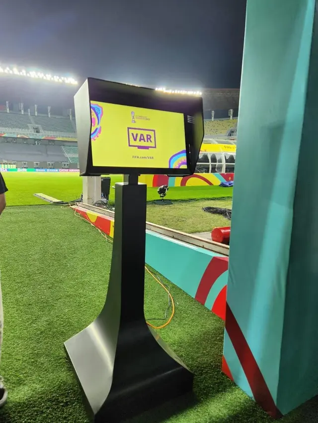 Mengintip Isi Ruangan VAR di Stadion Gelora Bung Tomo untuk Piala Dunia ...