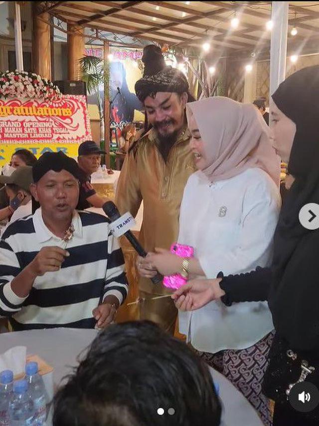 6 Potret Terbaru Pesulap Master Limbad, Kini Jualan Sate